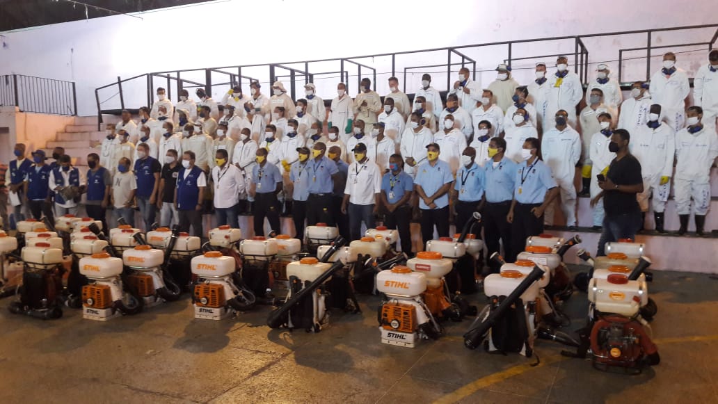 Moradores ajudam a desinfetar becos e vielas contra Covid-19 na Rocinha ...