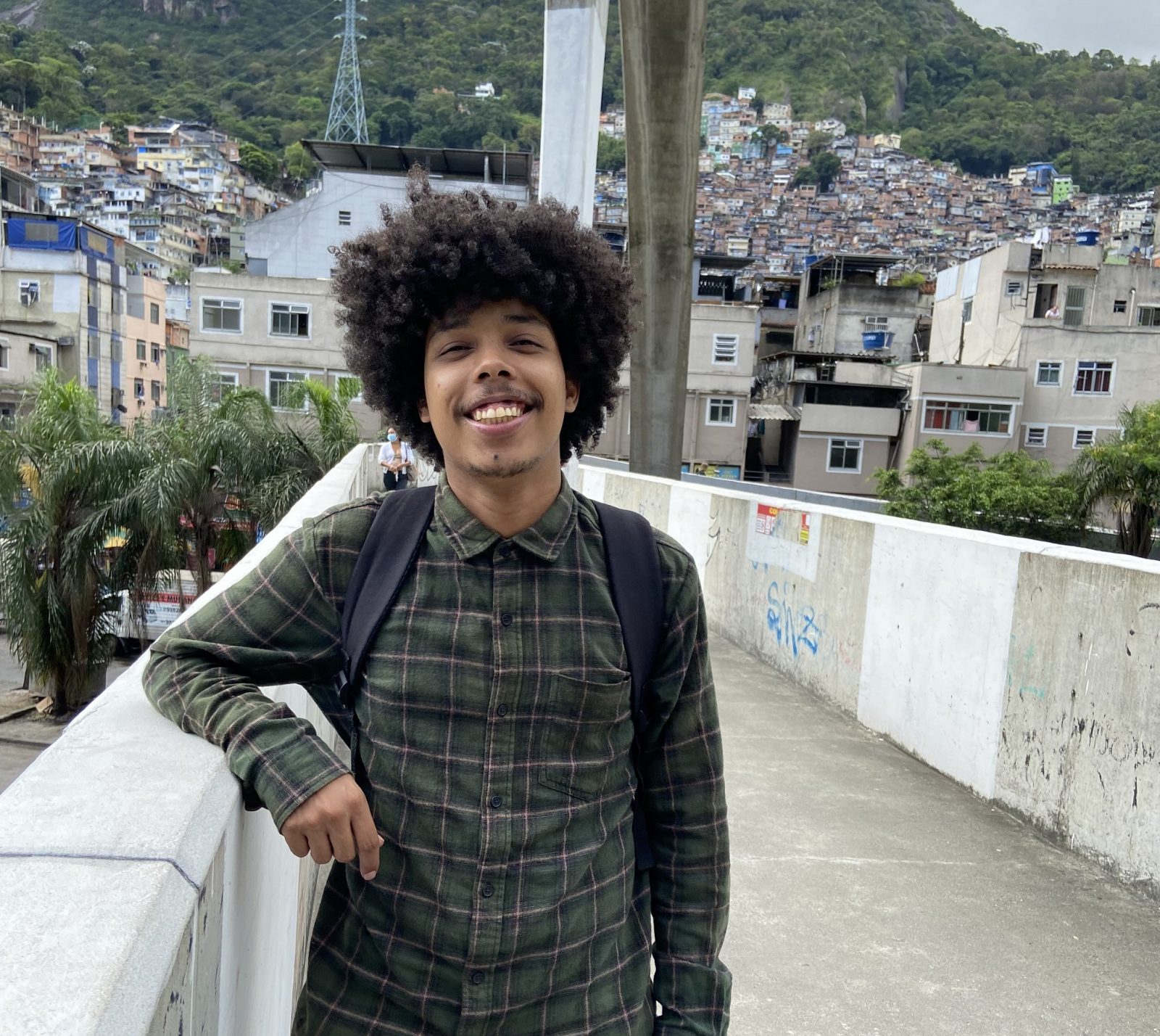 Mbé, cria da Rocinha, estreia com álbum afrobrasileiro experimental ...