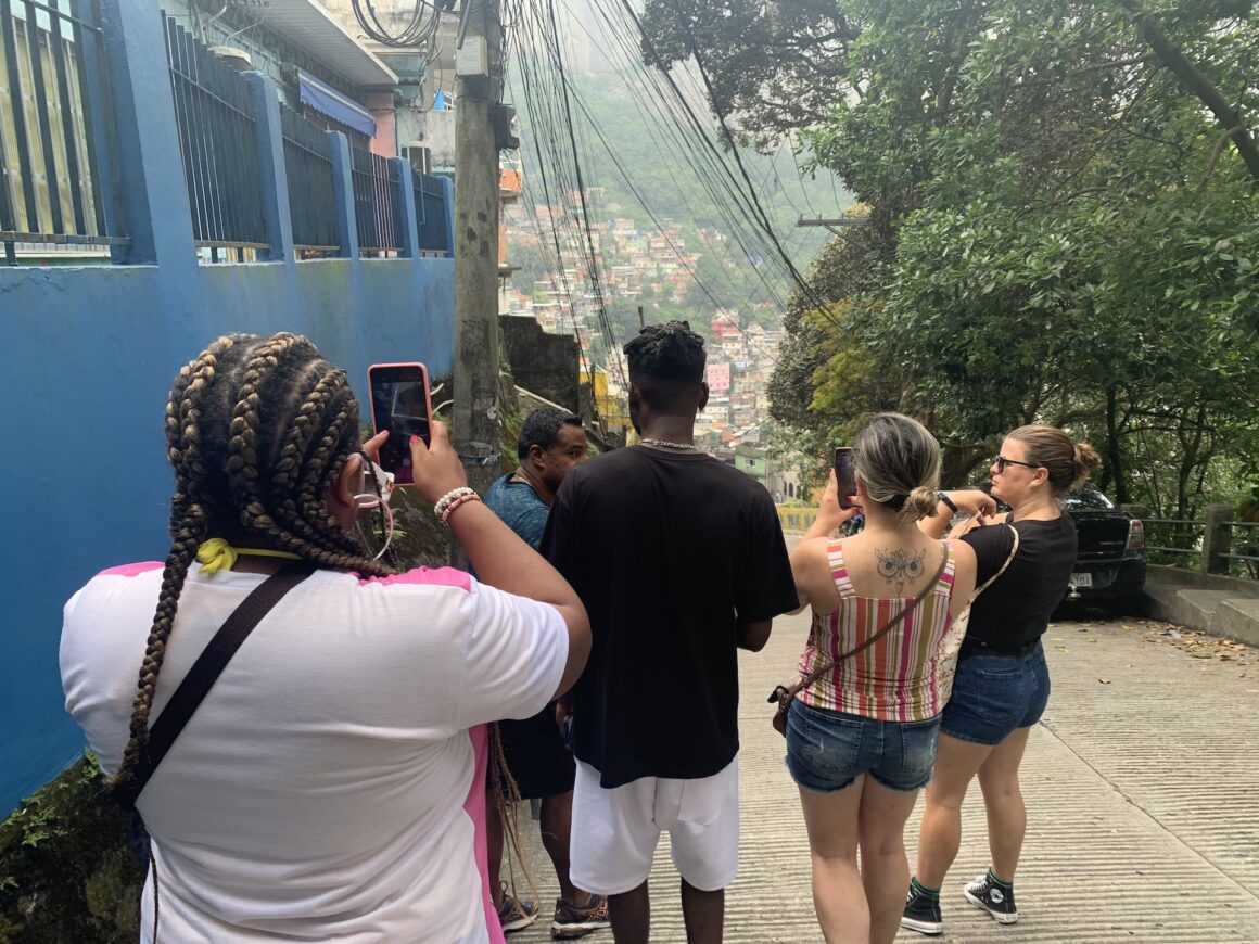 Turismo na Rocinha atrai brasileiros e estrangeiros o ano todo - Fala ...