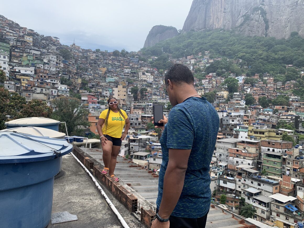 Turismo na Rocinha atrai brasileiros e estrangeiros o ano todo - Fala ...